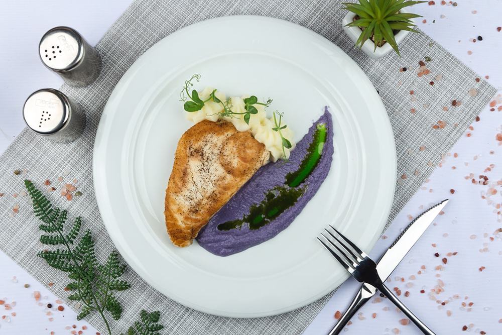 Butterfish la cuptor cu piure de cartofi, sos de varza rosie si lastari ...
