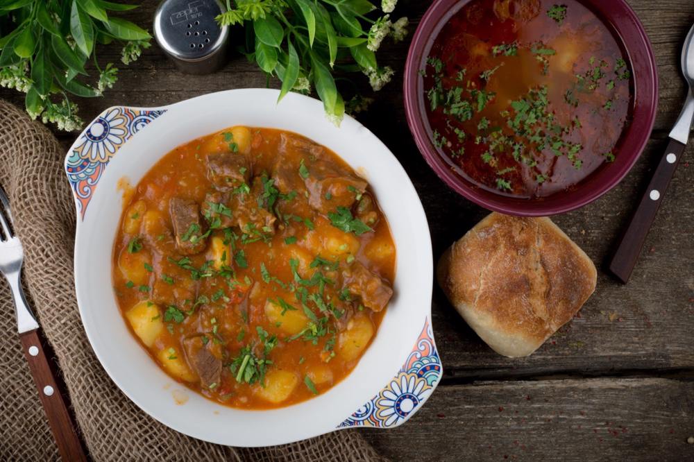 Ciorba de legume + chifla artizanala / Gulyas de vita Daily Special