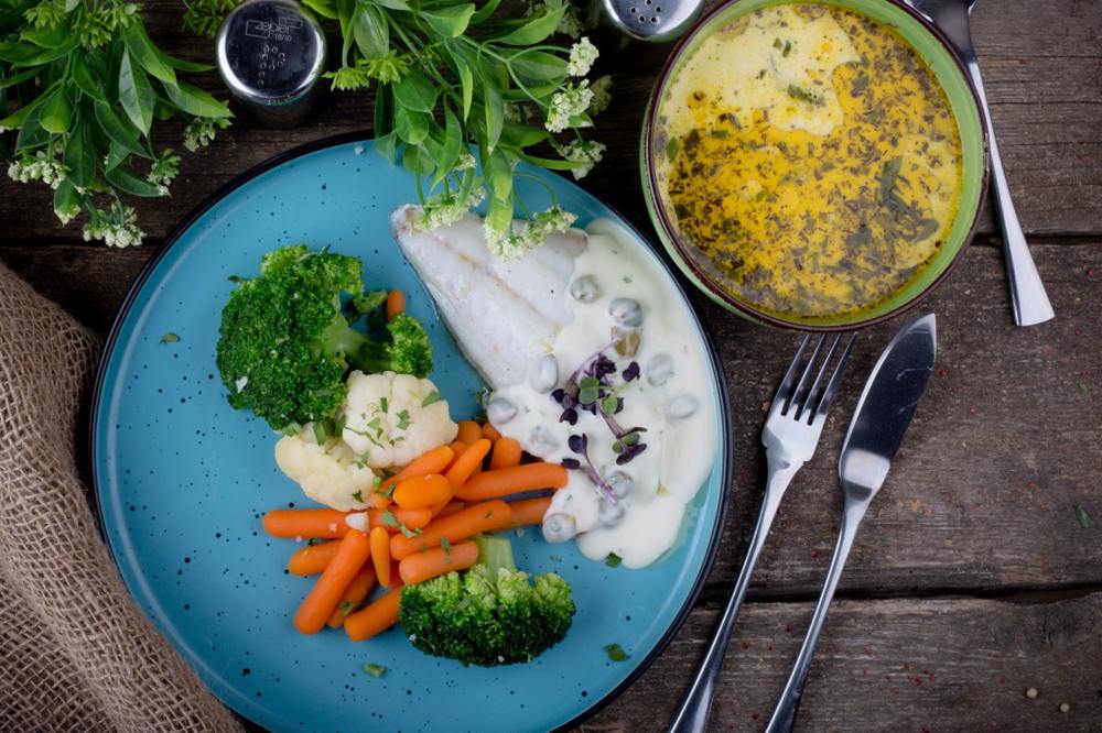 Ciorba de pui a la grec + chifla artizanala / File de dorada la cuptor ...