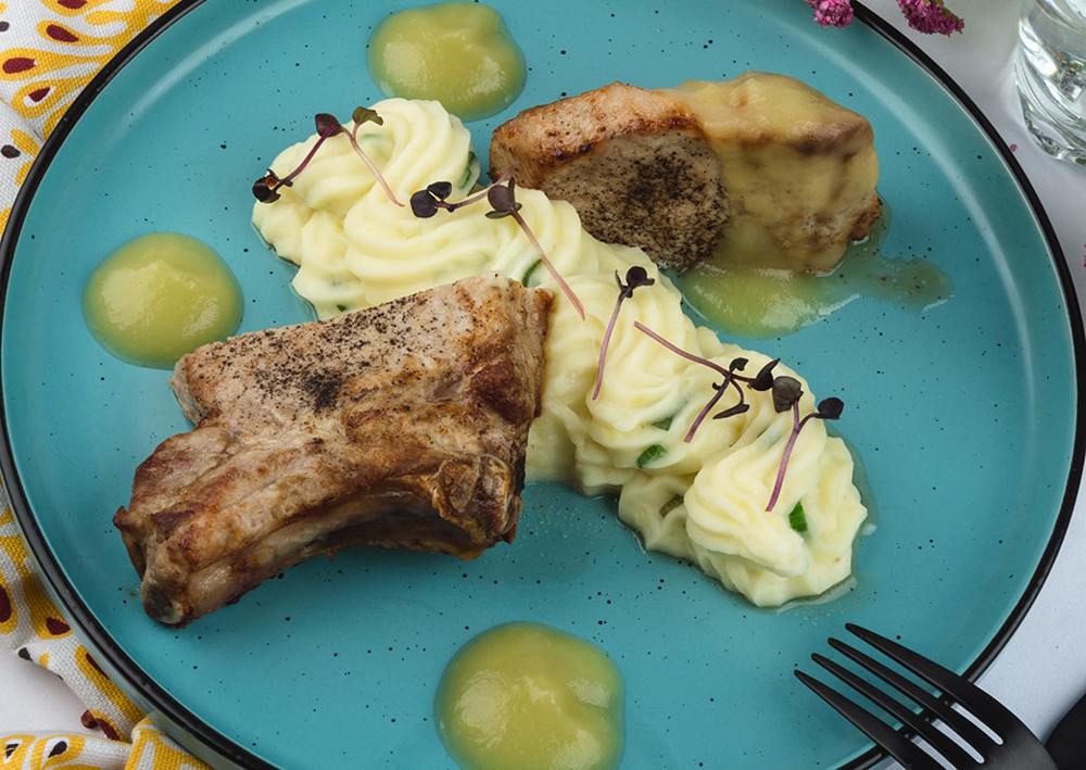 Cotlet de porc, piure de cartofi cu usturoi, parmezan, ceapa verde si ...