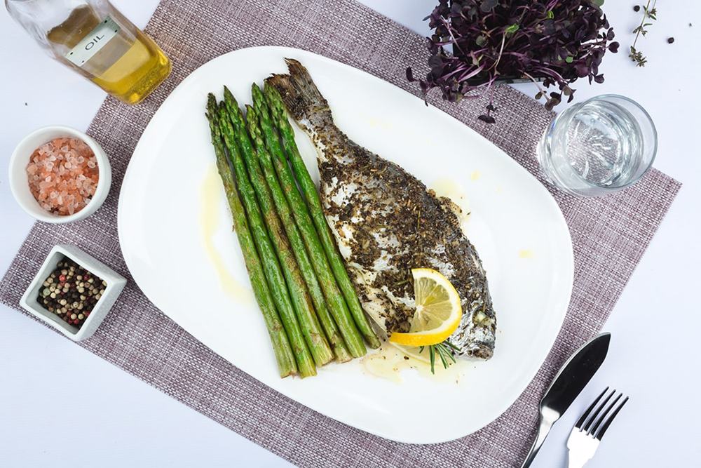 Dorada regala la cuptor cu sparanghel Ingrediente usturoi, lamaie ...