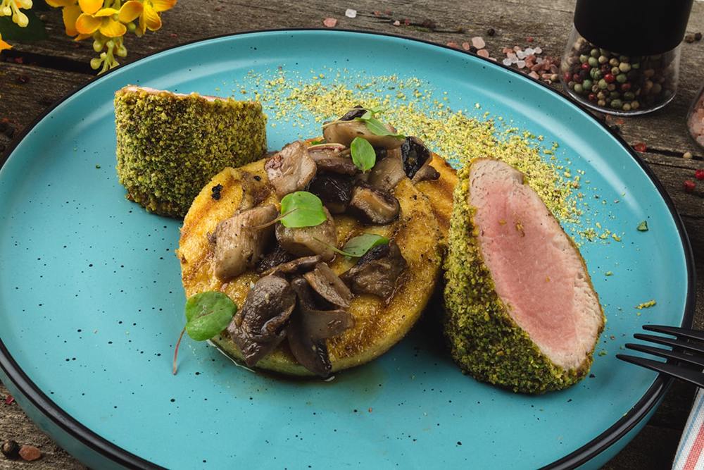 Muschiulet de porc in crusta de fistic, polenta la grill si ciuperci ...