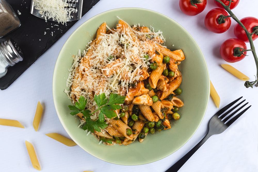 Paste cu pui, mazare si sos de rosii Ingrediente usturoi, sare, piper ...