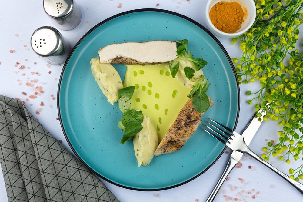 Piept de pui cu piure de cartofi si trufe si sos blue cheese ...