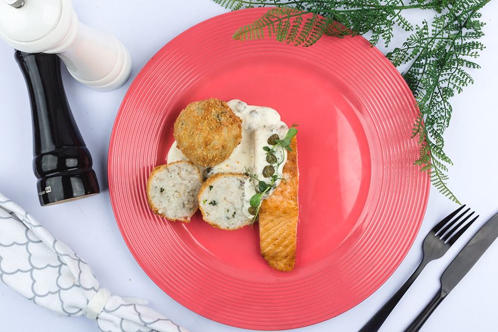 Somon la gratar cu orez si ciuperci pane si sos de capere Ingrediente ...