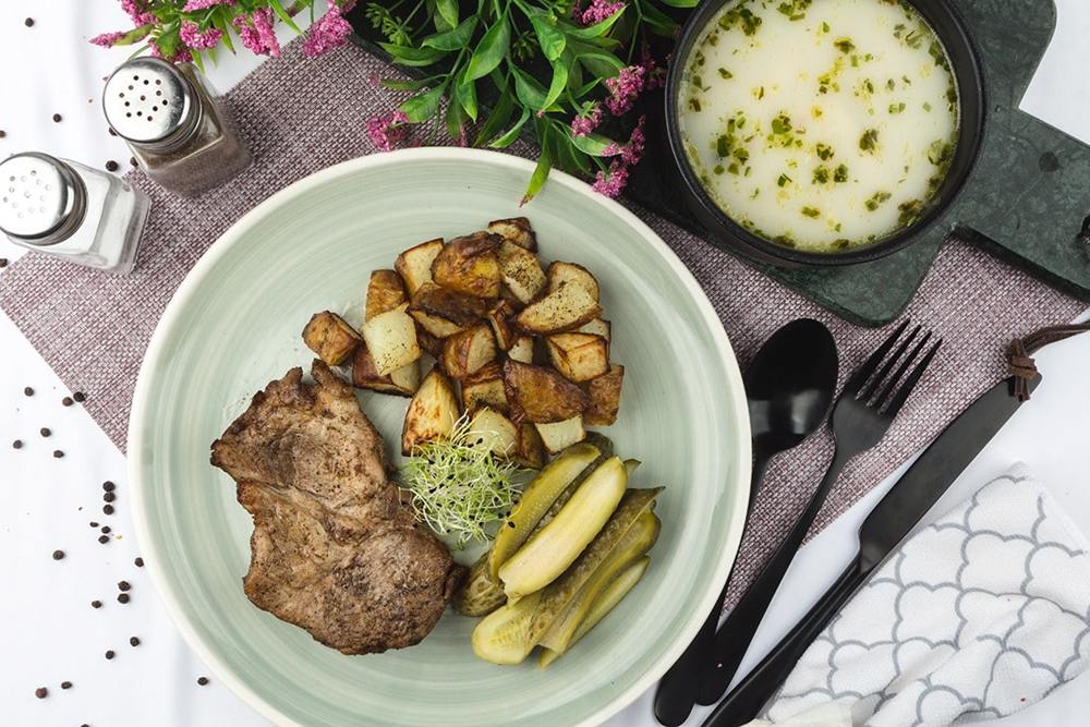 Supa ragu de pui cu legume si tarhon / Ceafa de porc cu cartofi la ...